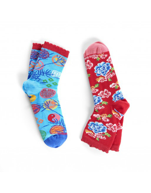 Célébrez la Journée mondiale du tourisme avec les chaussettes Ruban-Rouge